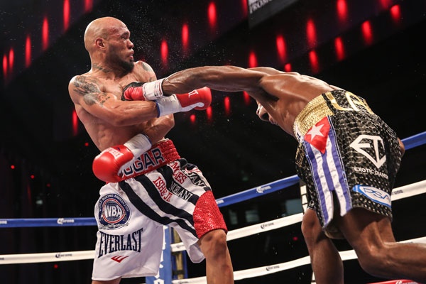 Lara outpoints Smith to retain WBA 154lb belt – World Boxing Association